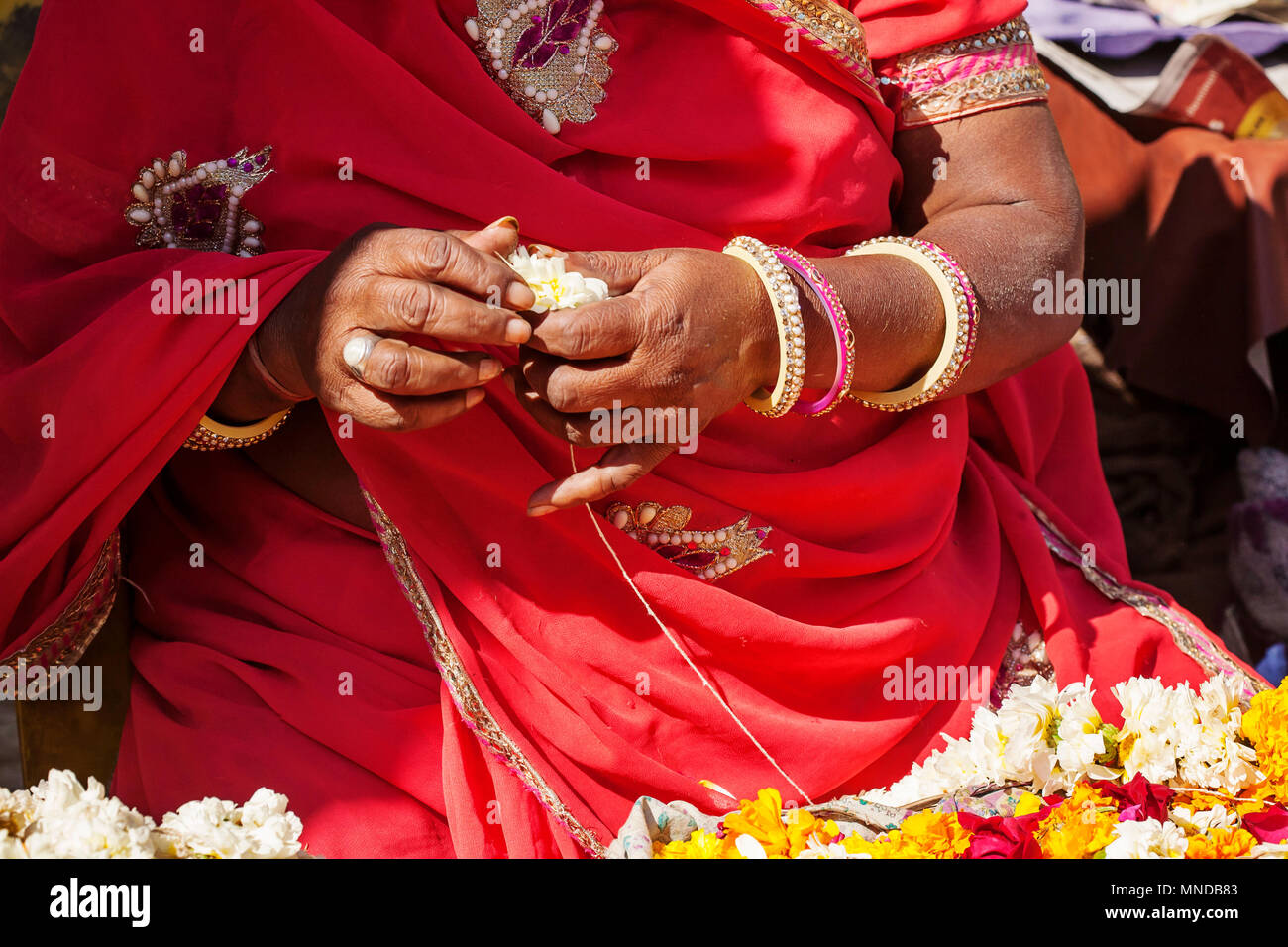 Mani femminili indiane immagini e fotografie stock ad alta risoluzione ...