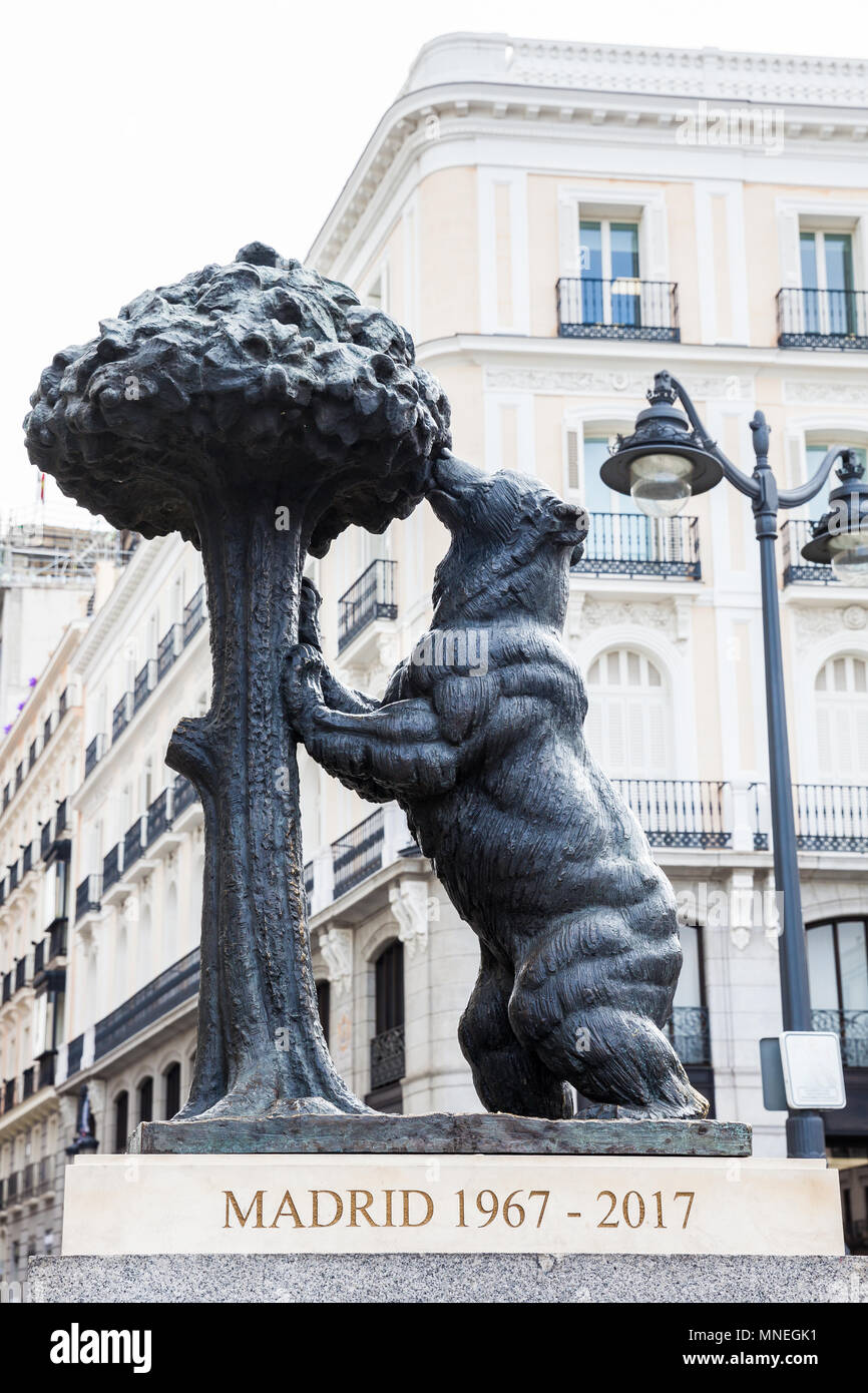Statua dell'orso e del corbezzolo immagini e fotografie stock ad alta ...