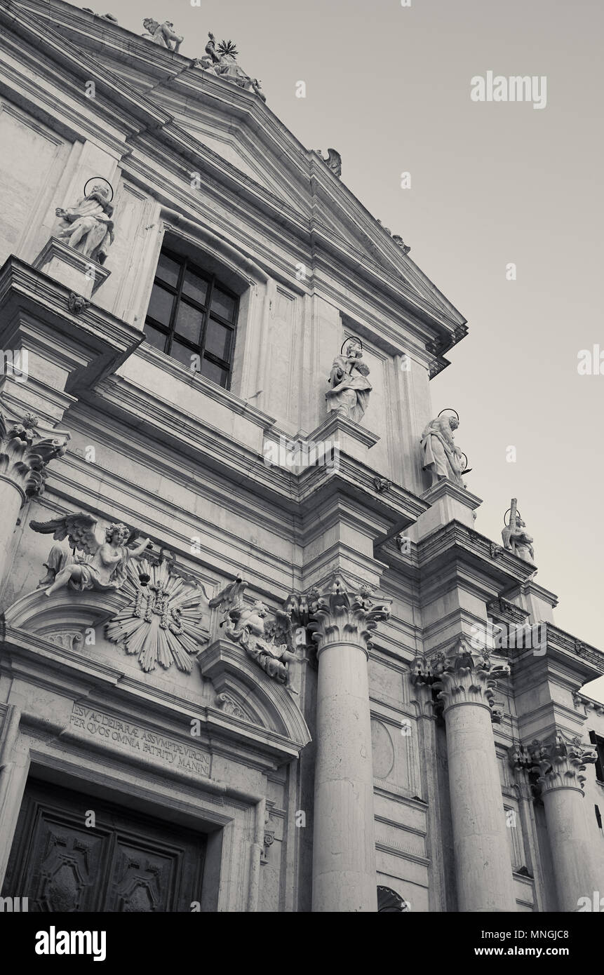 Una versione in bianco e nero della facciata con i Gesuiti (Chiesa di ...