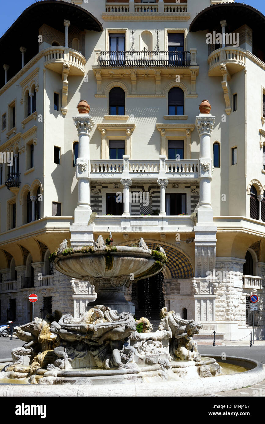 Piazza Mincio, con la Fontana delle rane e un edificio con un ...