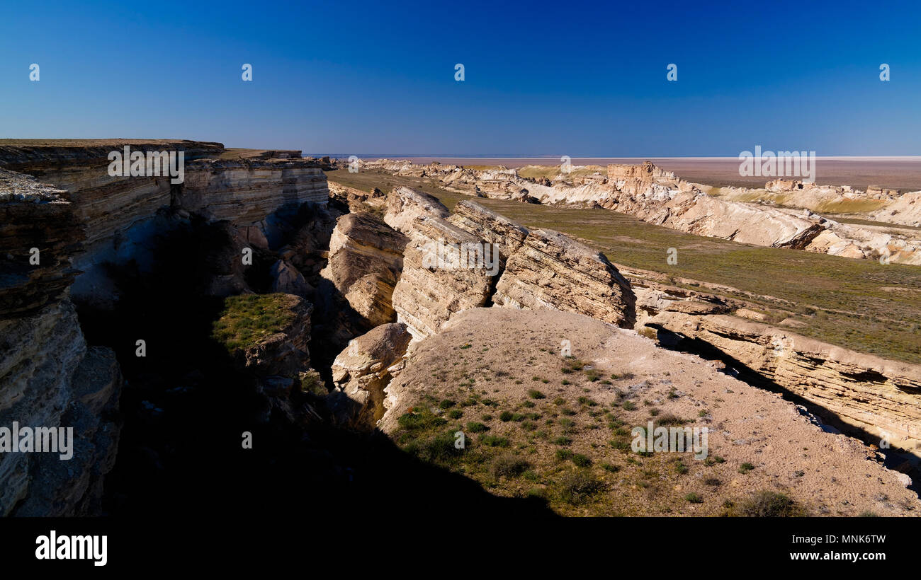 Vista panoramica al lago Aral dal cerchio di Plateau Ustyurt al ...