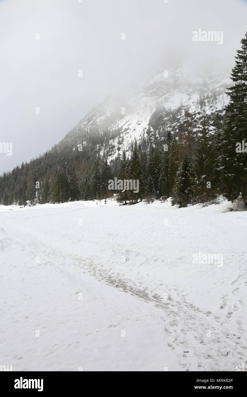 Lago di braies in inverno immagini e fotografie stock ad alta ...