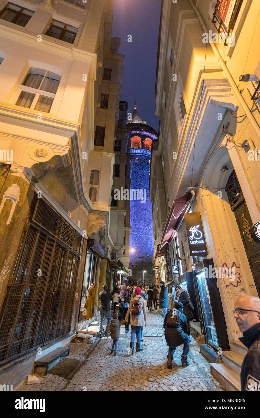 La gente passare attraverso la strada stretta tra edifici con gli ...
