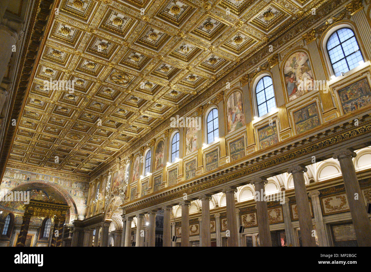 Visualizza in basso la navata verso l altare maggiore della Basilica di ...