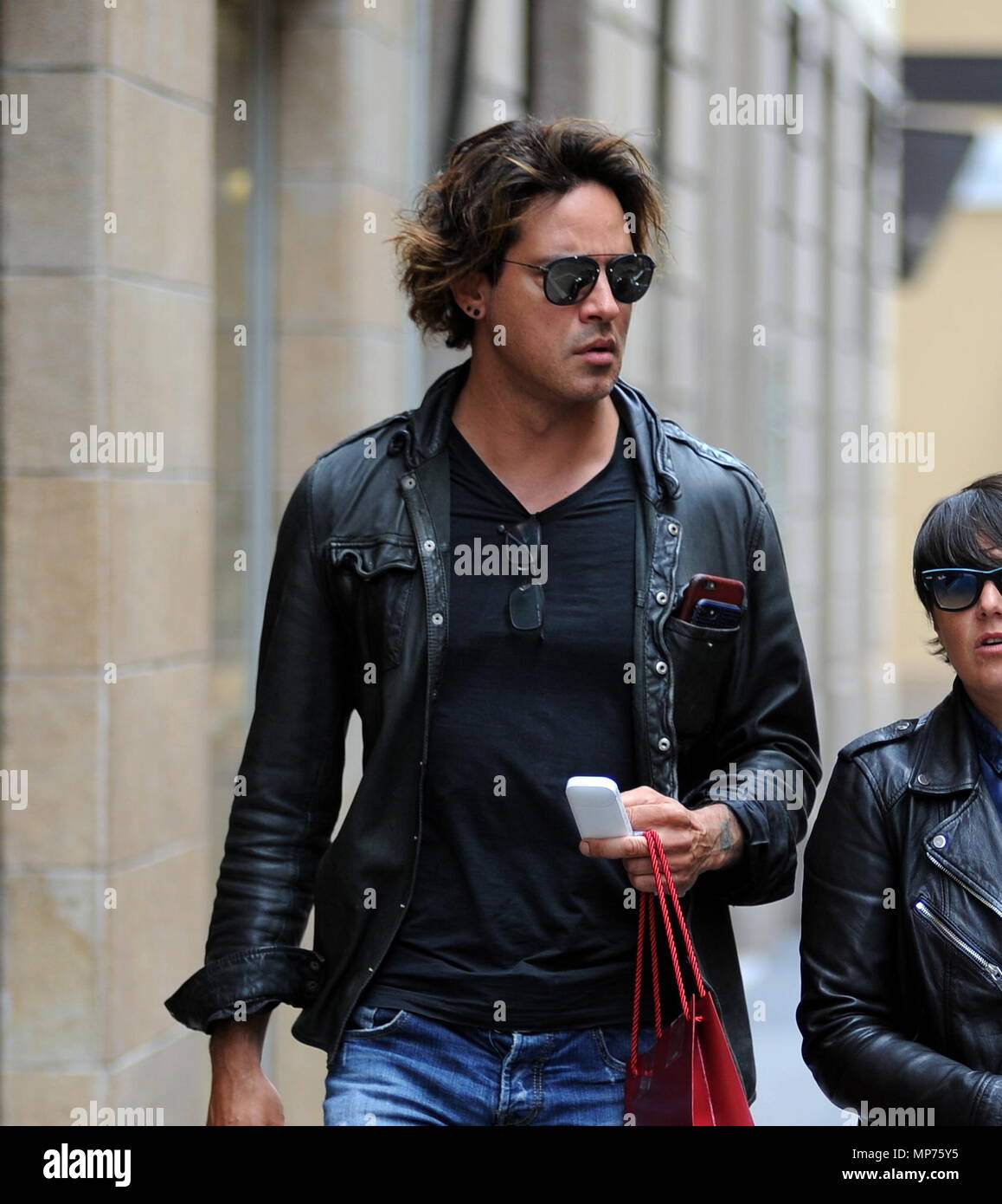 Milano, Gabriel Garko nel centro per lo shopping con la ragazza ...