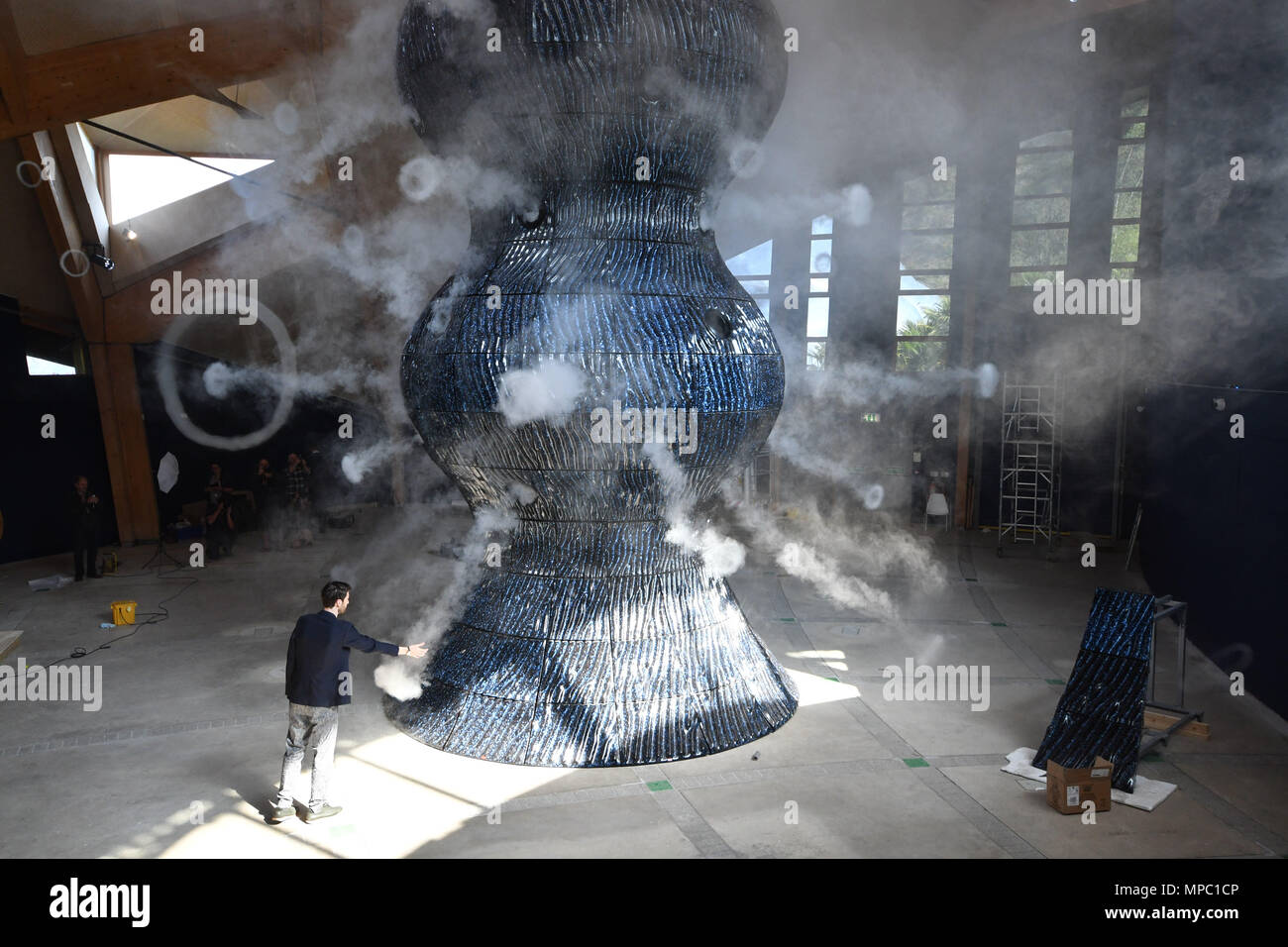 Blue infinity blue immersive sculpture rende omaggio ai cianobatteri ...