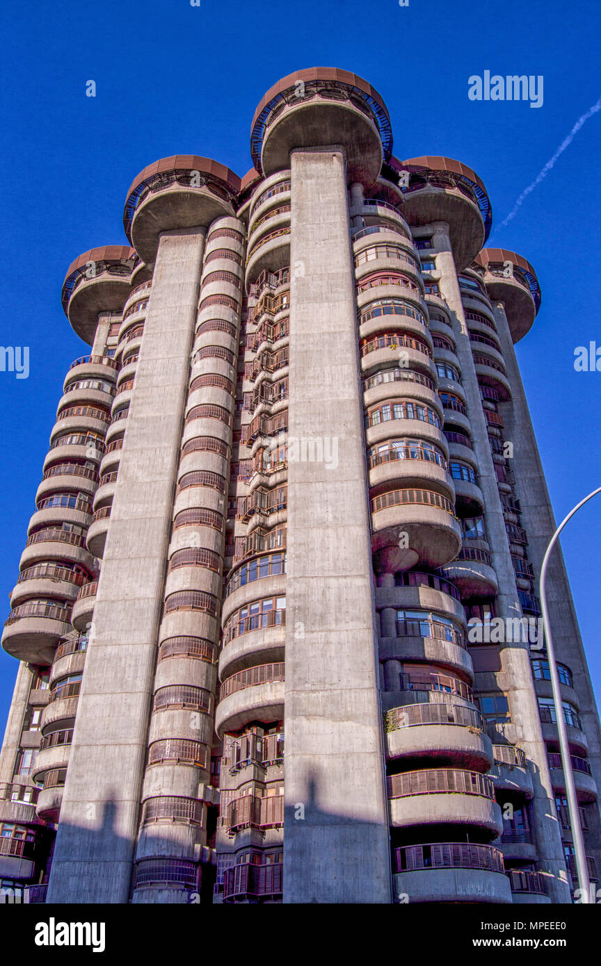 Costruzione di torri bianche immagini e fotografie stock ad alta ...