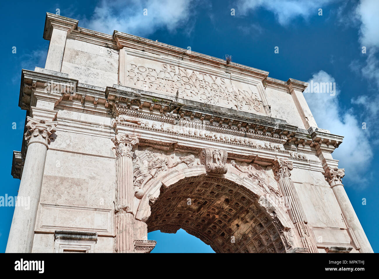 L'arco di titus e il colosseo di roma immagini e fotografie stock ad ...