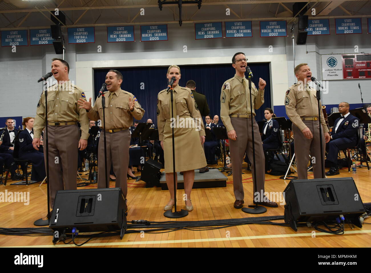Col. Troy Gerock, 145Airlift Wing Commander, ha ospitato la United ...