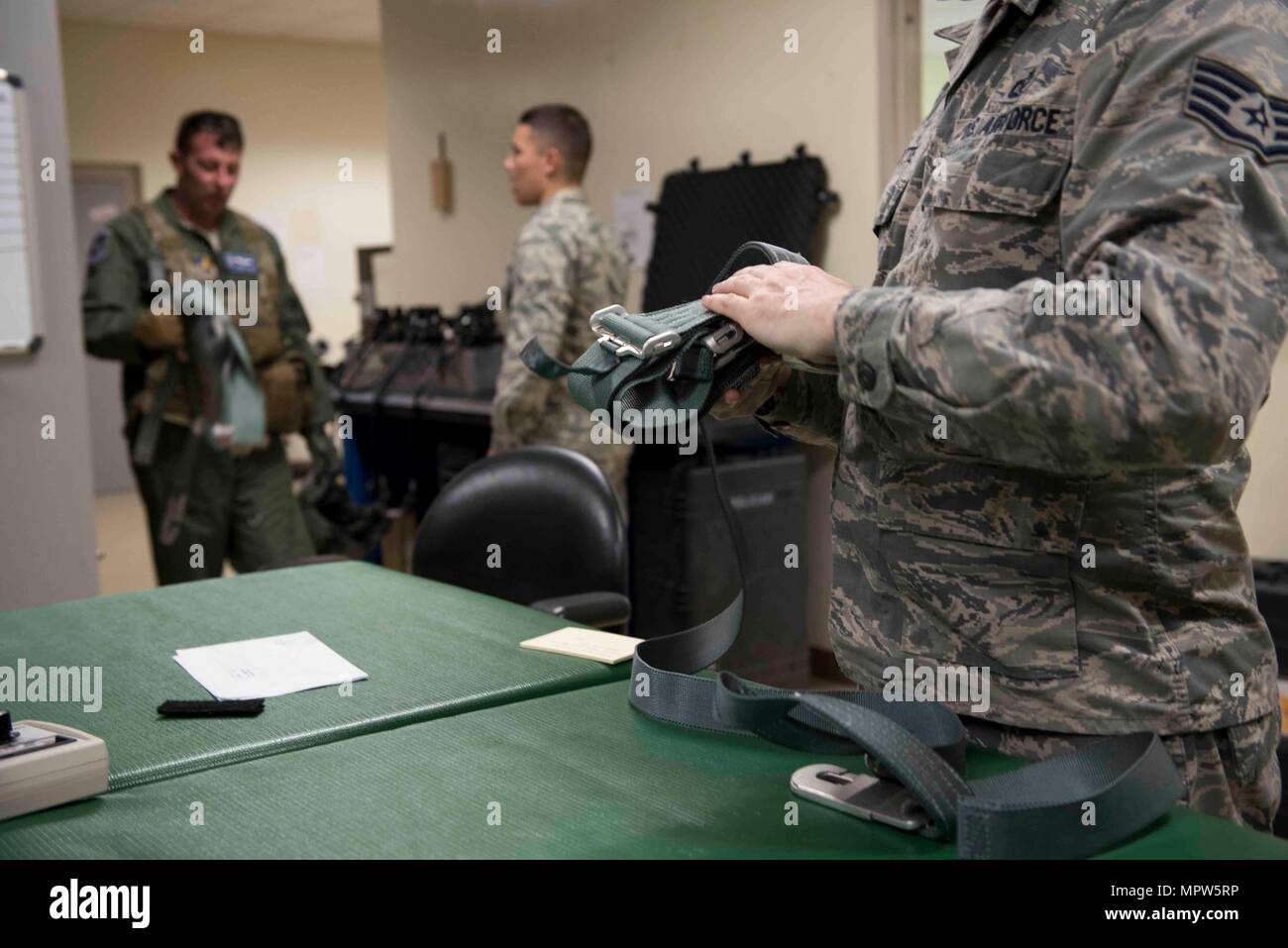 Un U.S. Air Force equipaggi apparecchiature di volo tecnico dal XXXIII ...