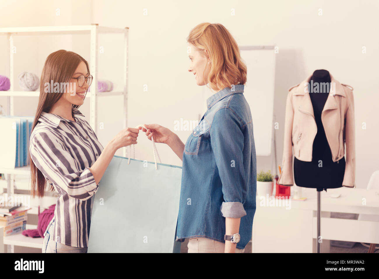 Interazione con il cliente immagini e fotografie stock ad alta ...