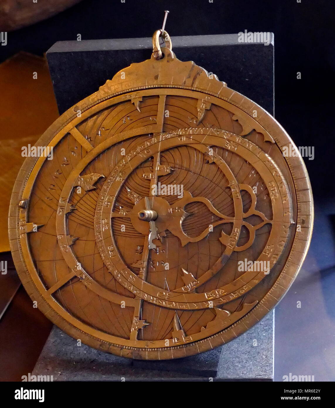 Astrolabio in ottone, realizzato da Al Ibn Ibrahim, Marocco, nel XIV ...