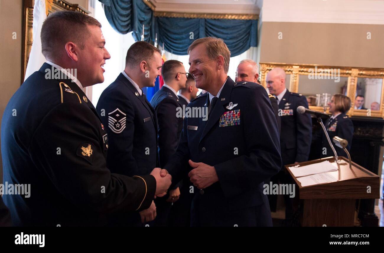 L'aiutante generale del Maine, Briga. Gen. Douglas Farnham, si ...