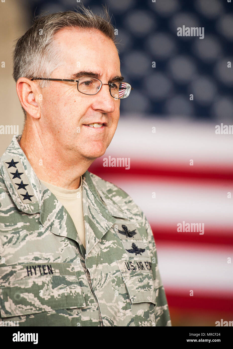 Gen. John E. Hyten, U.S. Comando strategico commander, sorge di fronte ...