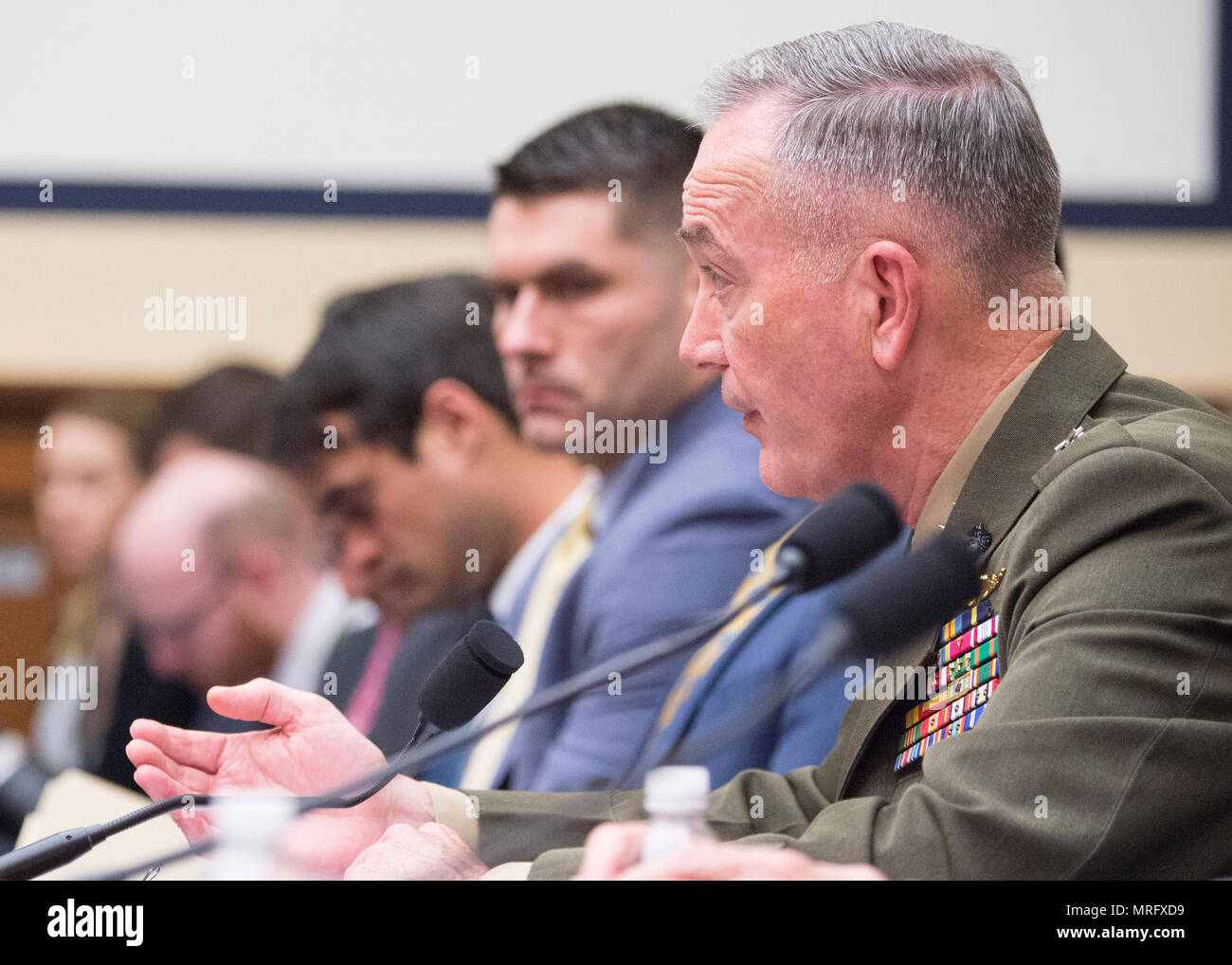 Il Segretario della Difesa James N. Mattis e Marine Corps gen. Joseph F ...