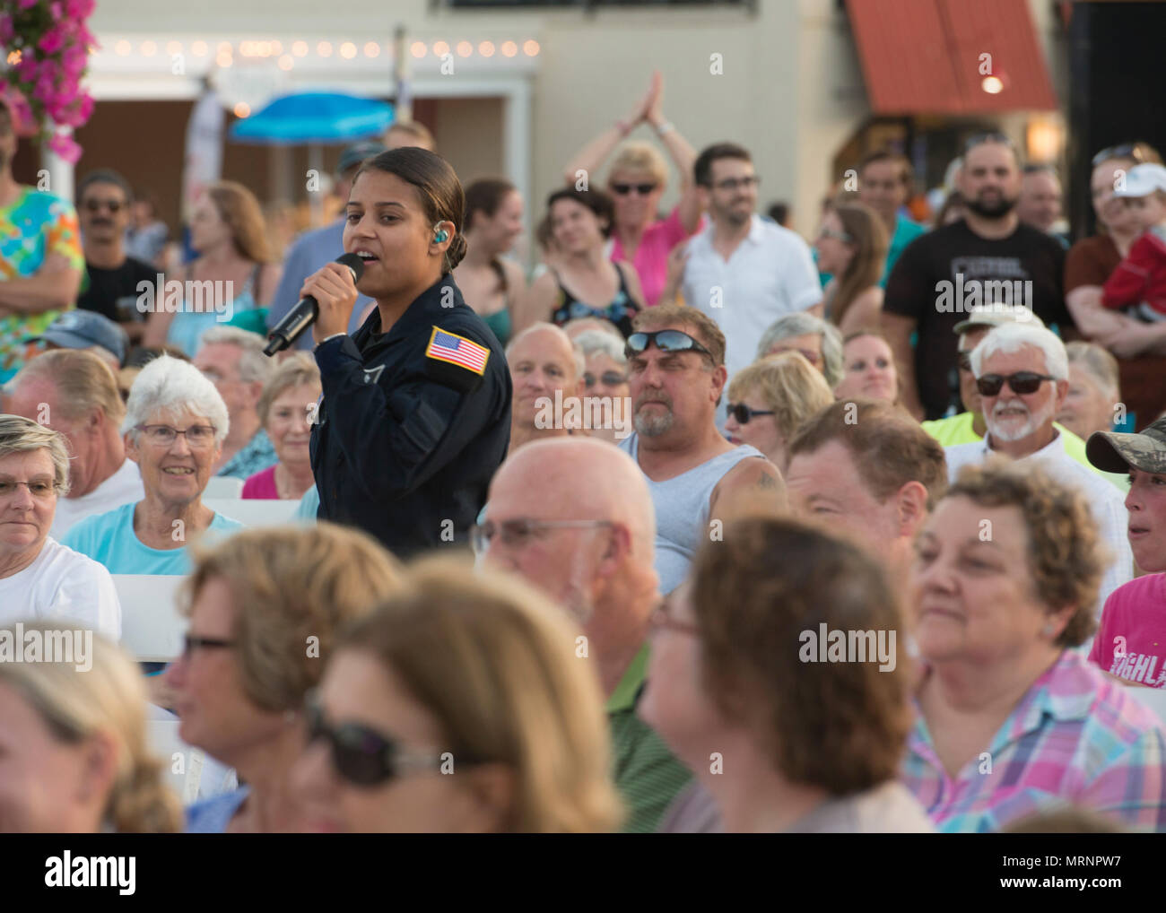 Impatto Max, il premier rock band di U.S. Air Force, esegue un concerto ...