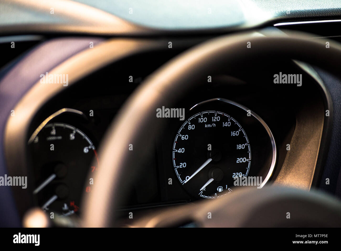 Tachimetro del cruscotto dell'auto immagini e fotografie stock ad alta ...