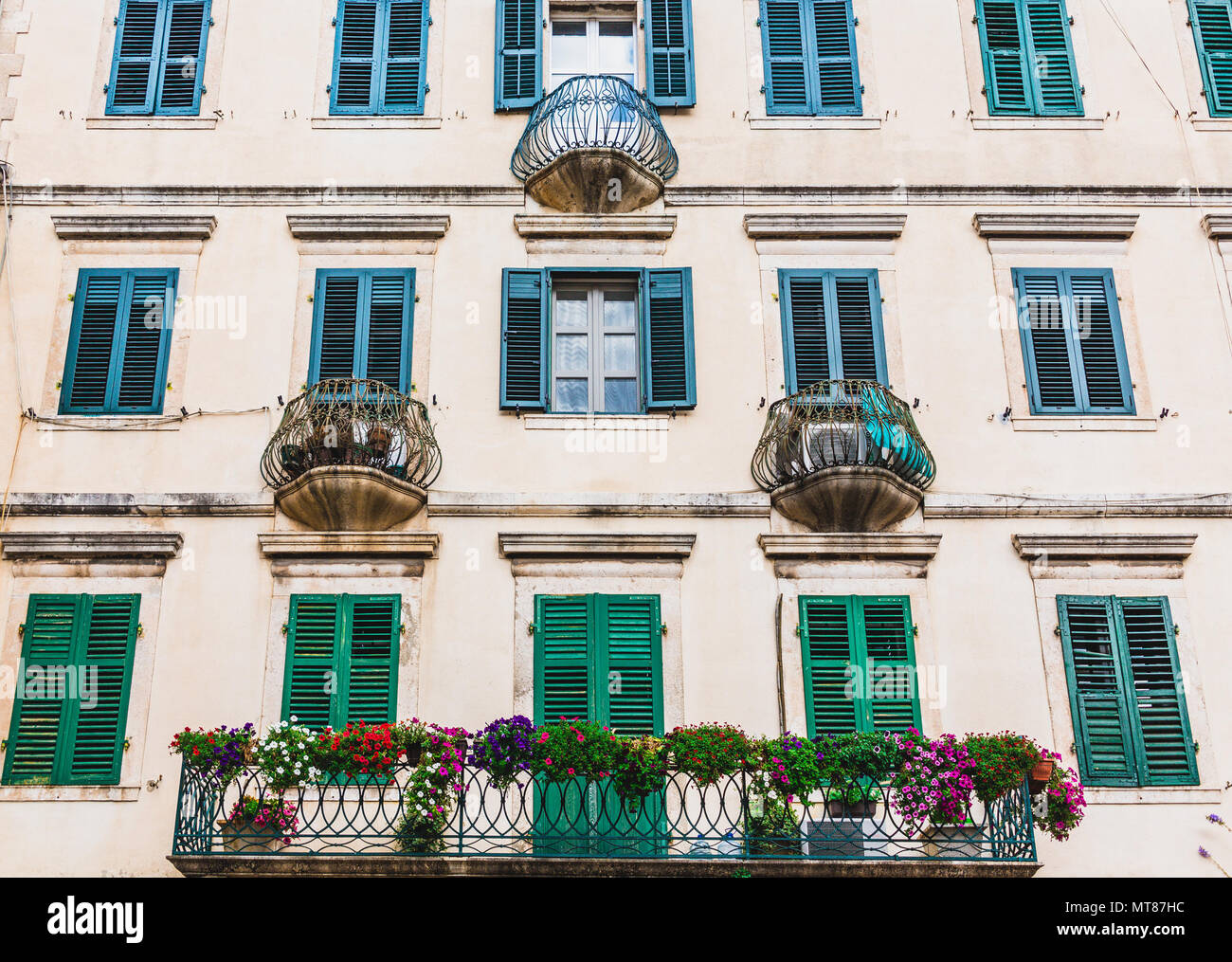Balconi balcone in ferro battuto nero immagini e fotografie stock ad ...