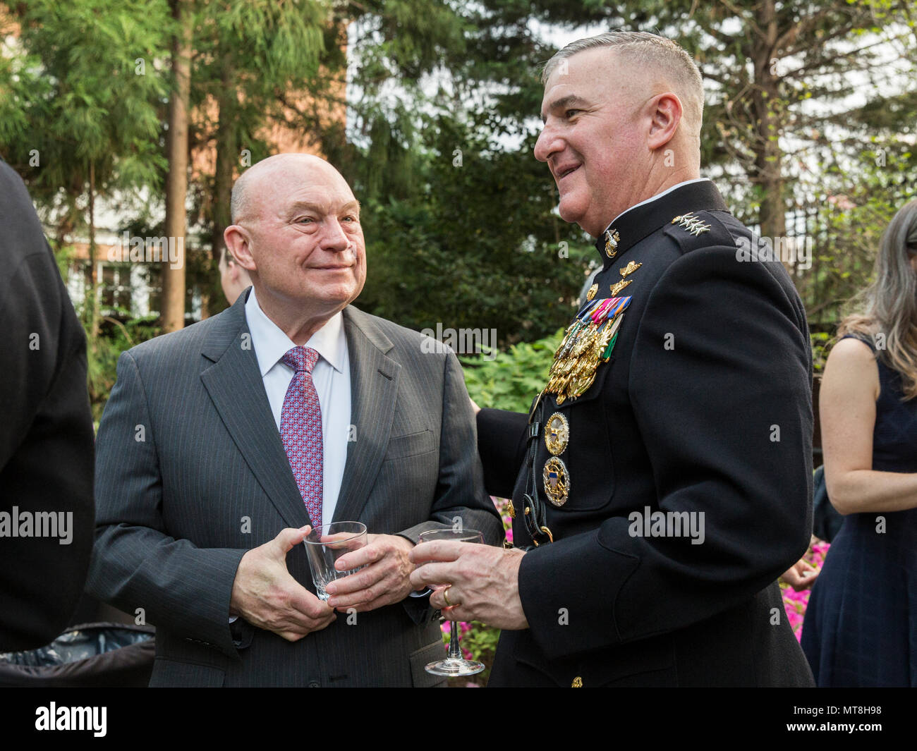 Assistente Comandante del Marine Corps gen. Glenn M. Walters, destra ...