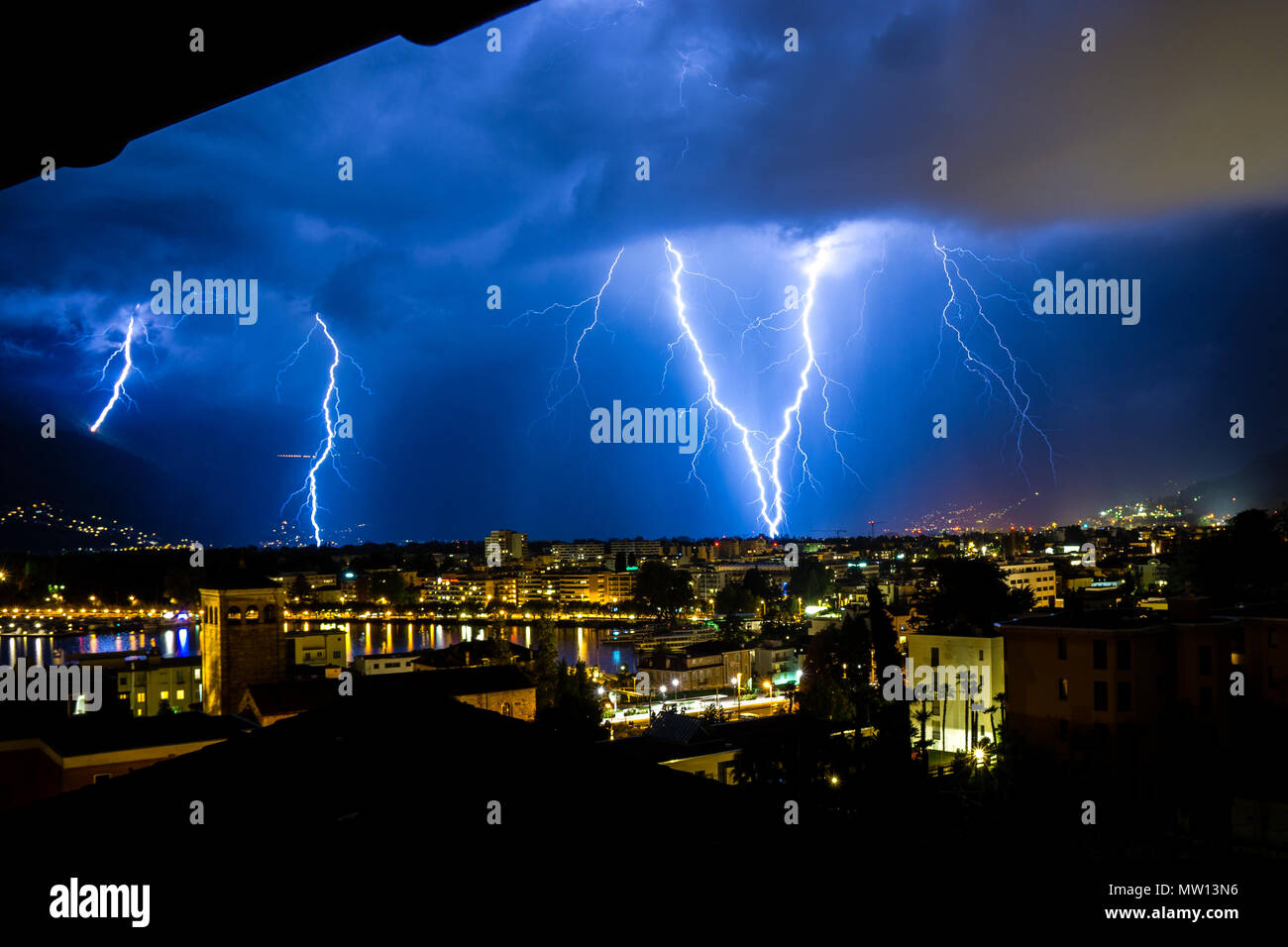 Fulmine stilizzato immagini e fotografie stock ad alta risoluzione - Alamy