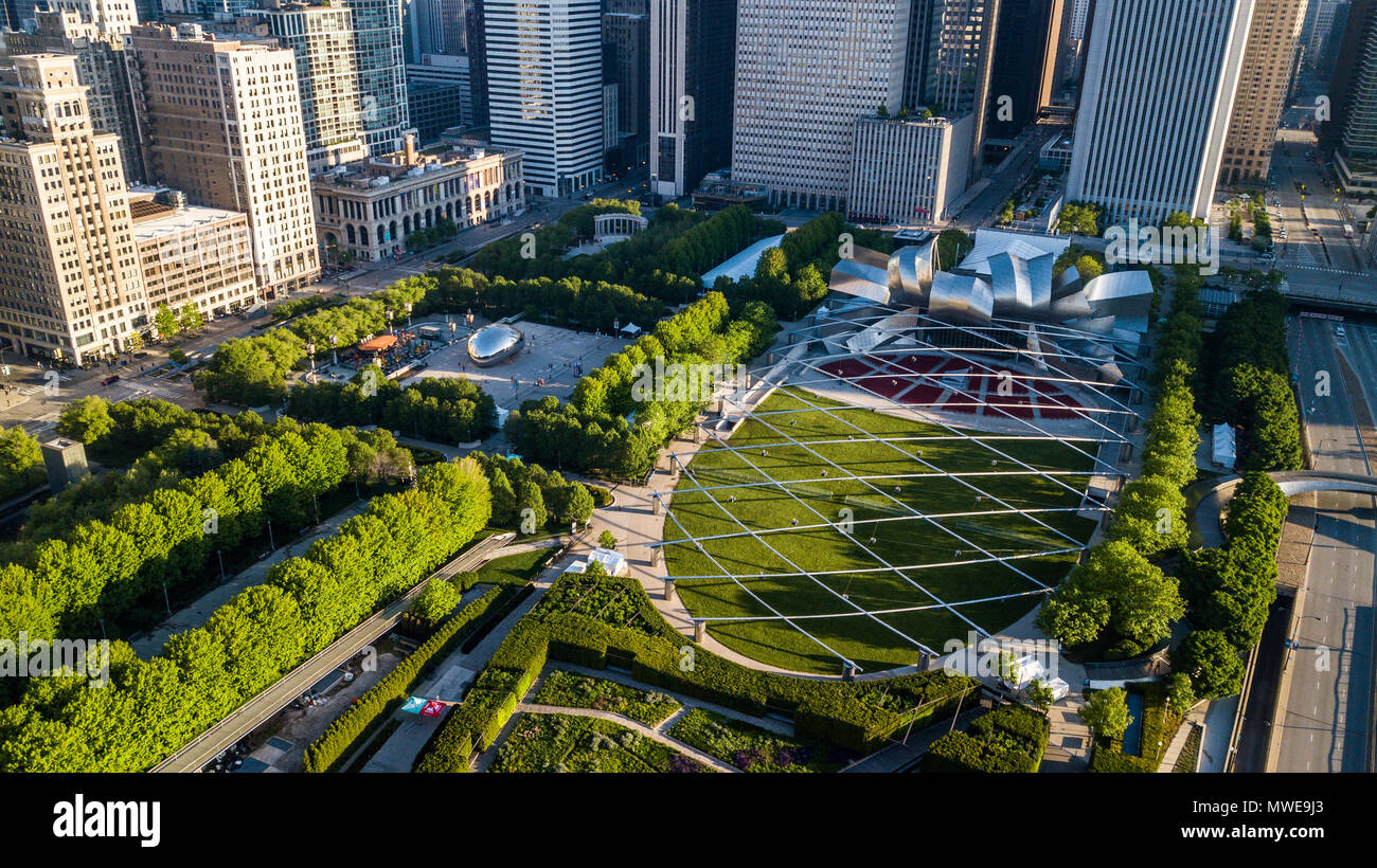 Cloud Gate e Jay Pritzker Pavilion, il Millennium Park, Chicago, IL ...
