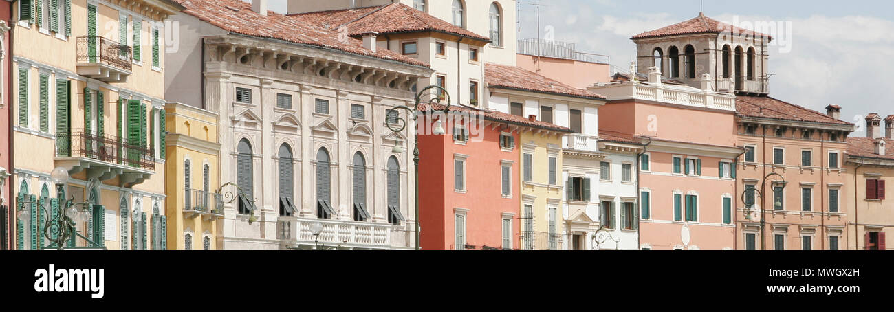 Edifici a Verona Italia che mostra caratteristiche interessanti e le ...