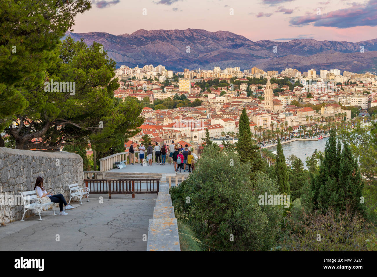 Vista dalla collina Marjan sopra la città vecchia di Spalato al ...