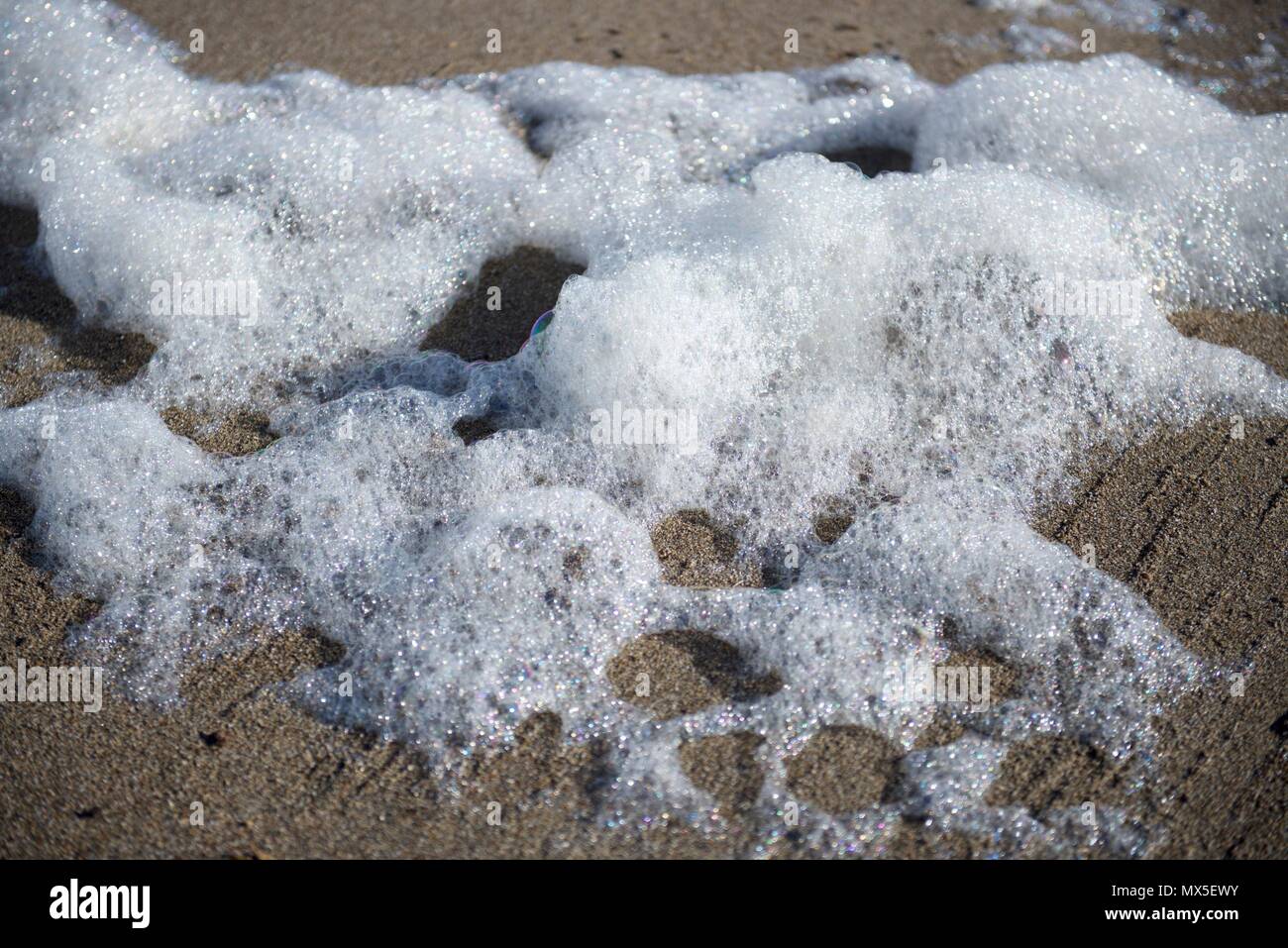 Schiuma di mare sulla spiaggia immagini e fotografie stock ad alta ...