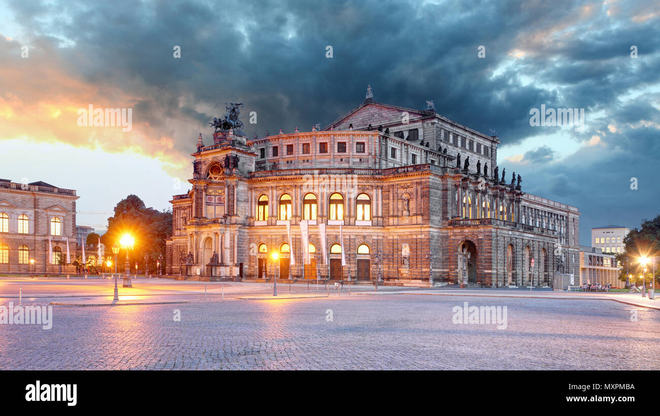 Piazza del teatro con semperoper immagini e fotografie stock ad alta ...