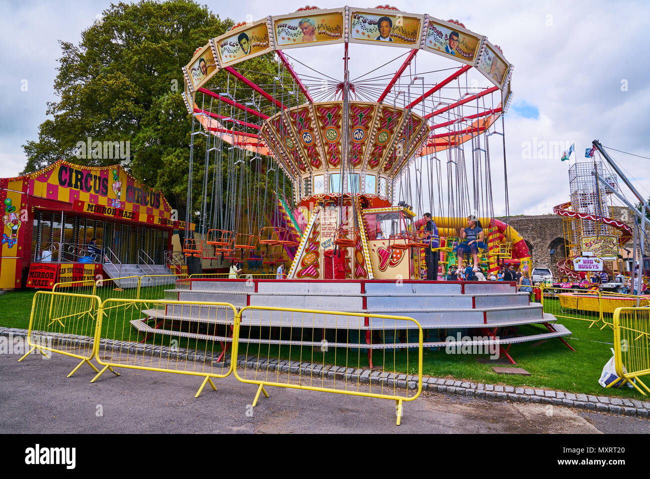 Fun fair roundabout immagini e fotografie stock ad alta risoluzione - Alamy