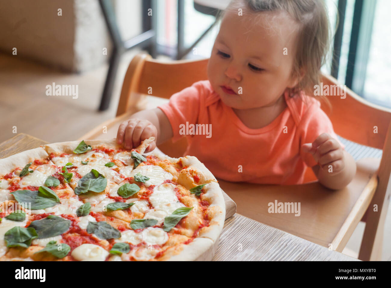Ragazza che mangia pizza immagini e fotografie stock ad alta ...