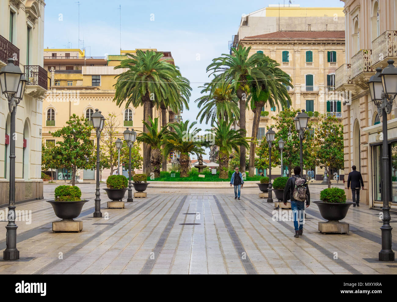 Taranto, Italia - Il centro storico di una grande città del sud Italia ...