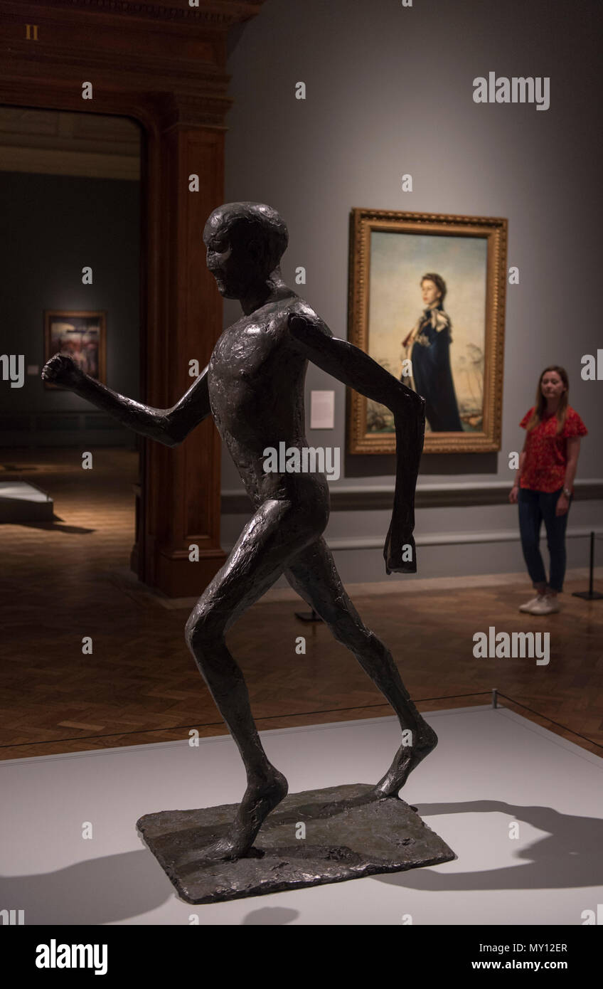 Dame elizabeth frink running man scultura in bronzo immagini e ...