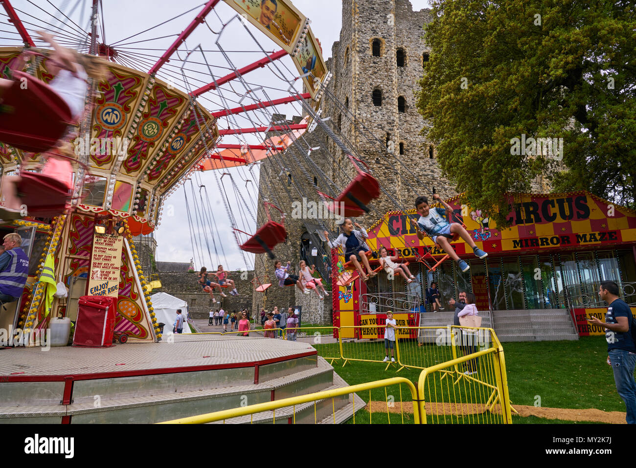 Fun fair roundabout immagini e fotografie stock ad alta risoluzione - Alamy