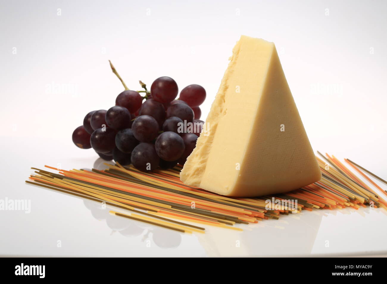 Una fetta di formaggio cheddar immagini e fotografie stock ad alta ...