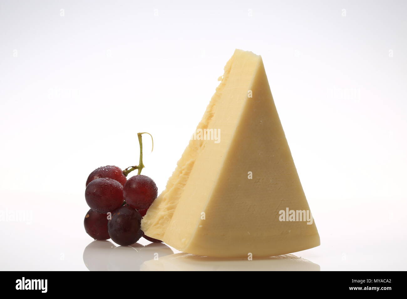 Una fetta di formaggio cheddar immagini e fotografie stock ad alta ...