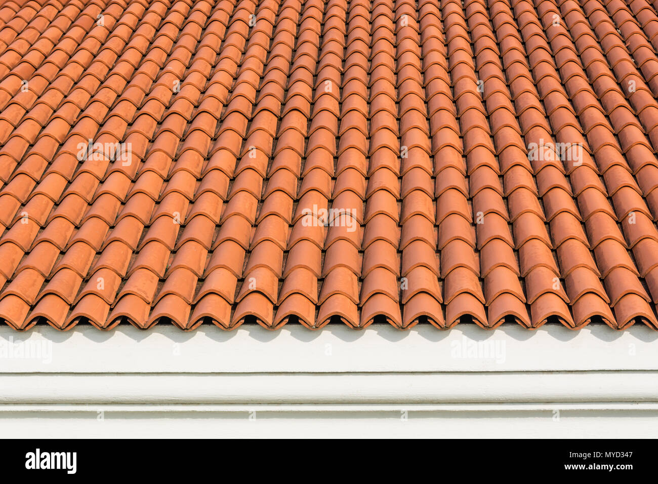 Red ondulato elemento tegola di tetto a casa e muro bianco. Le ...