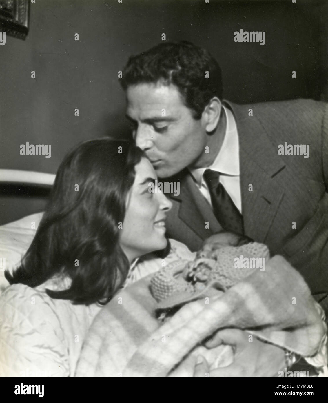 Attore italiano Raf Vallone con sua moglie Elena Varzi e figlio, Italia ...