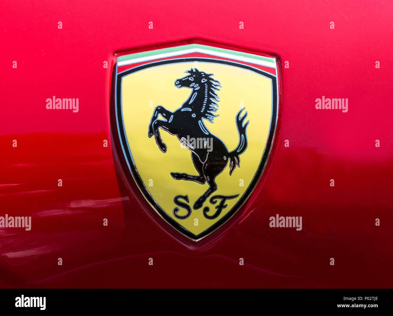 Ferrari logo su sfondo rosso Foto stock - Alamy