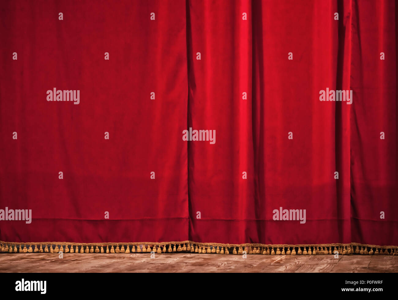 Rosso chiuso sipario di un palcoscenico di un teatro Foto stock - Alamy