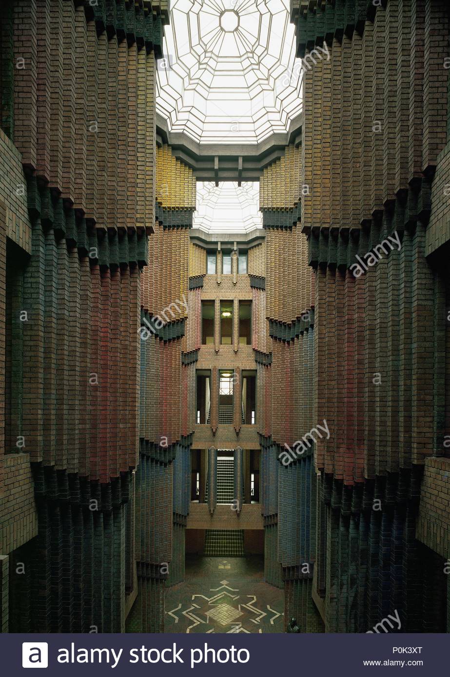 Peter Behrens Building Immagini & Peter Behrens Building Fotos Stock - Alamy