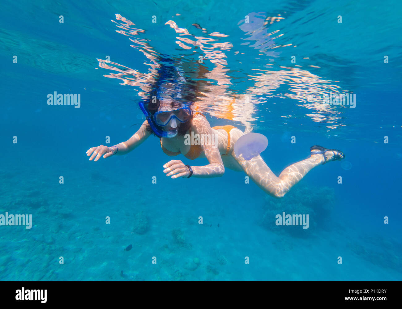 Ragazza bikini viola immagini e fotografie stock ad alta risoluzione ...