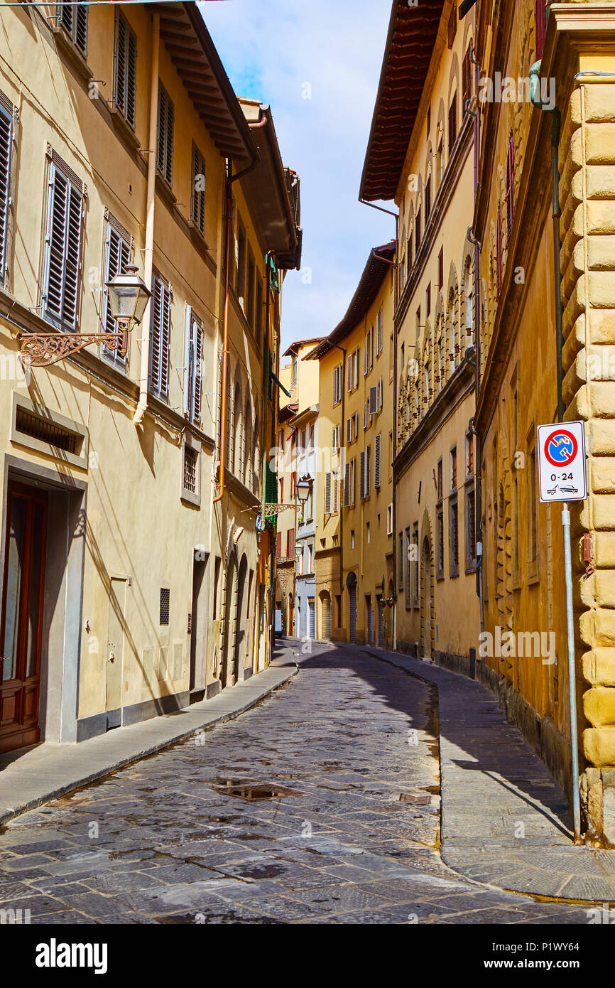 Vista prospettica di strette strade in ciottoli tra pietra colorata di ...