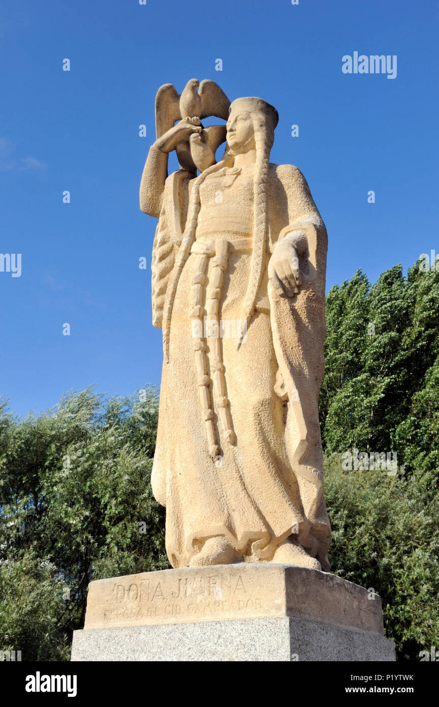 A nordovest della Spagna, Burgos, statua di Jimena Diaz, moglie di El Cid, sul ponte di San ...