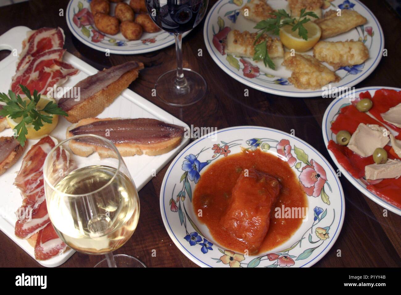 Tapas e raciones immagini e fotografie stock ad alta risoluzione - Alamy