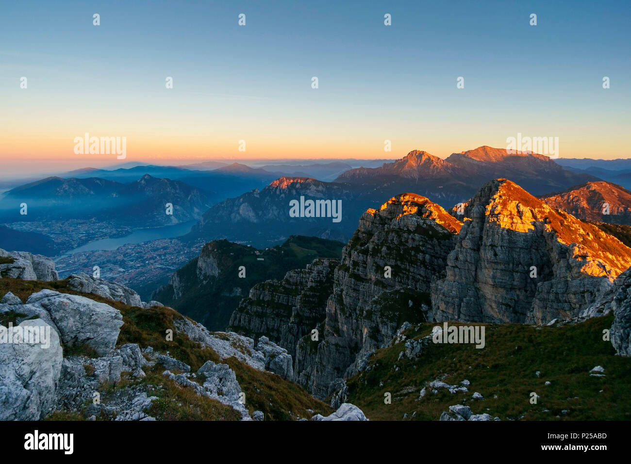 Vista di Lecco e il gruppo delle Grigne dalla vetta del Resegone a ...