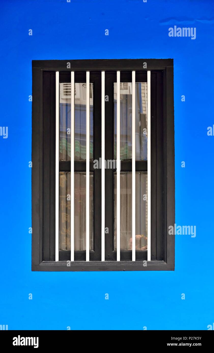 Cornice della finestra bianca e persiane blu immagini e fotografie ...