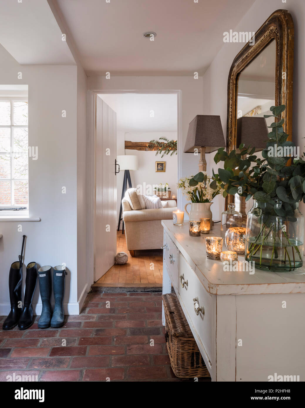 Antiquariato francese dorato a specchio e a lume di candela nella ...