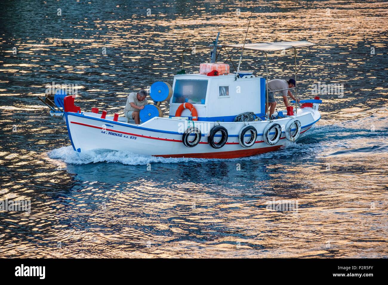 Uomo che torna dalla pesca immagini e fotografie stock ad alta ...