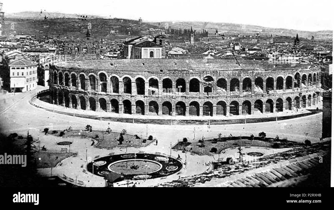 . Inglese: Arena di Verona (Italia) in una vecchia foto Italiano: Foto ...